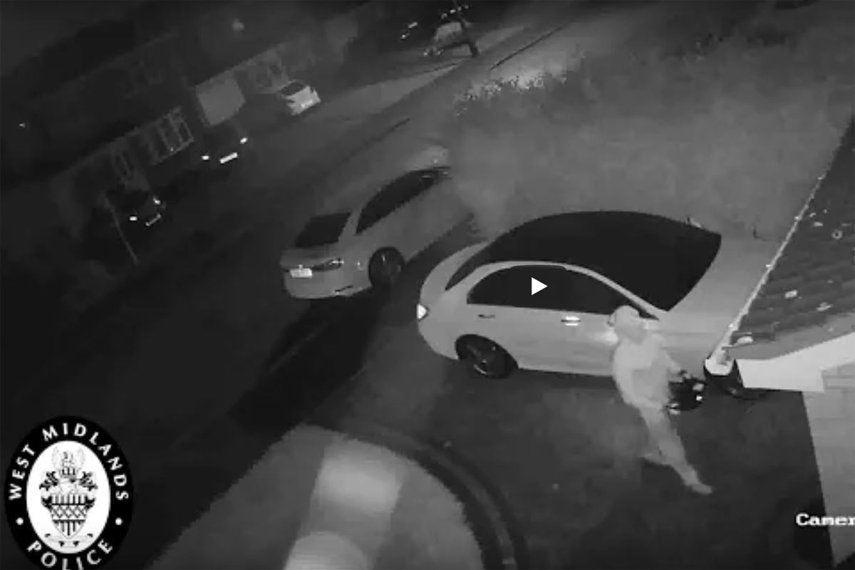 Watch Thieves Steal Mercedes By Boosting Key Signal Motoring News